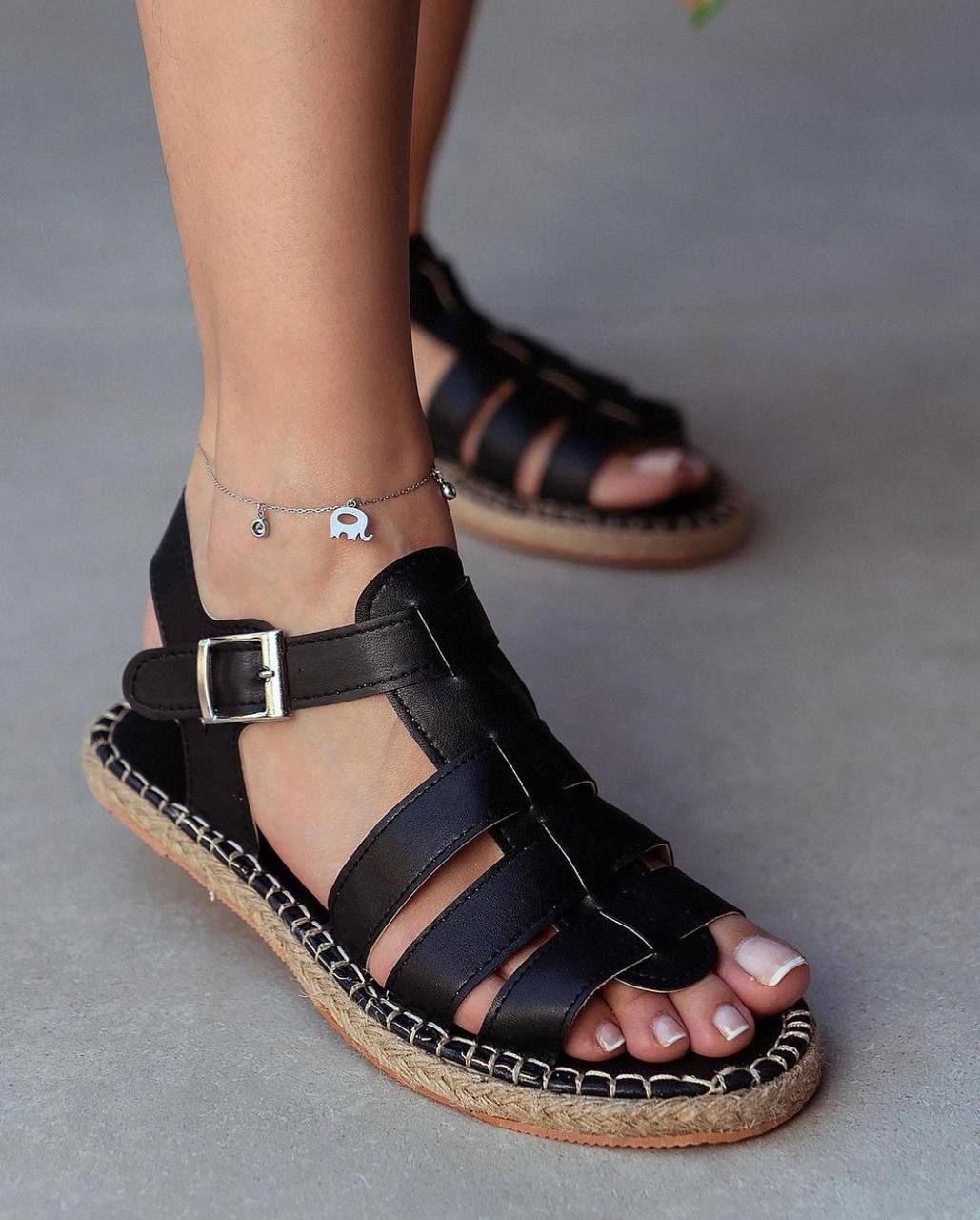 صندل نسائي من الجلد باللون الاسود – baahy.com