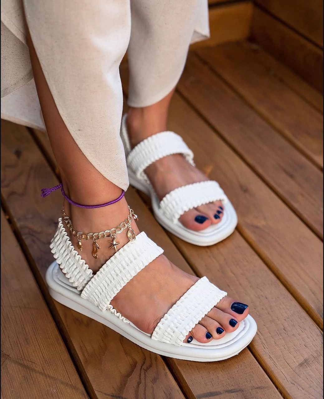 صندل نسائي بشكل مميز باللون الأبيض – baahy.com