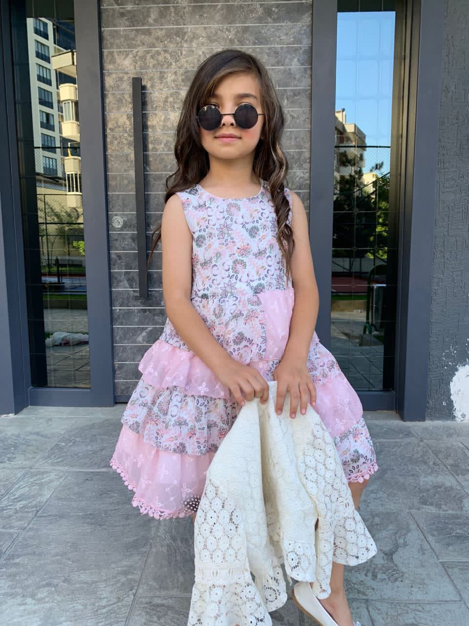 فستان بناتي بطباعة ازهار باللون الوردي مع جاكيت باللون الأبيض – baahy.com
