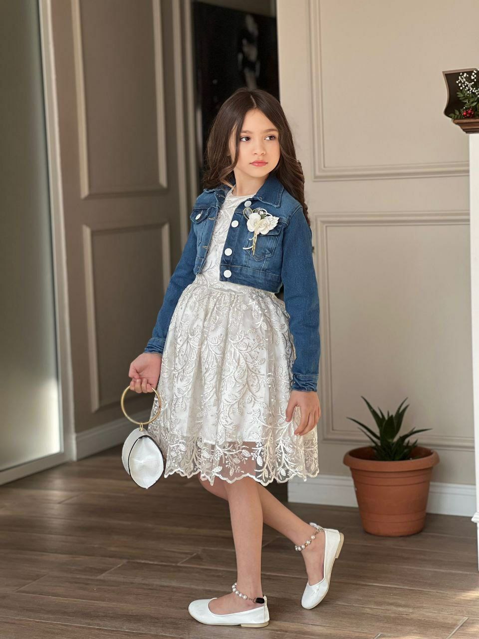 فستان بناتي باللون الأبيض منقوش بأوراق مع جاكيت جينزو بروش و حقيبة – baahy.com